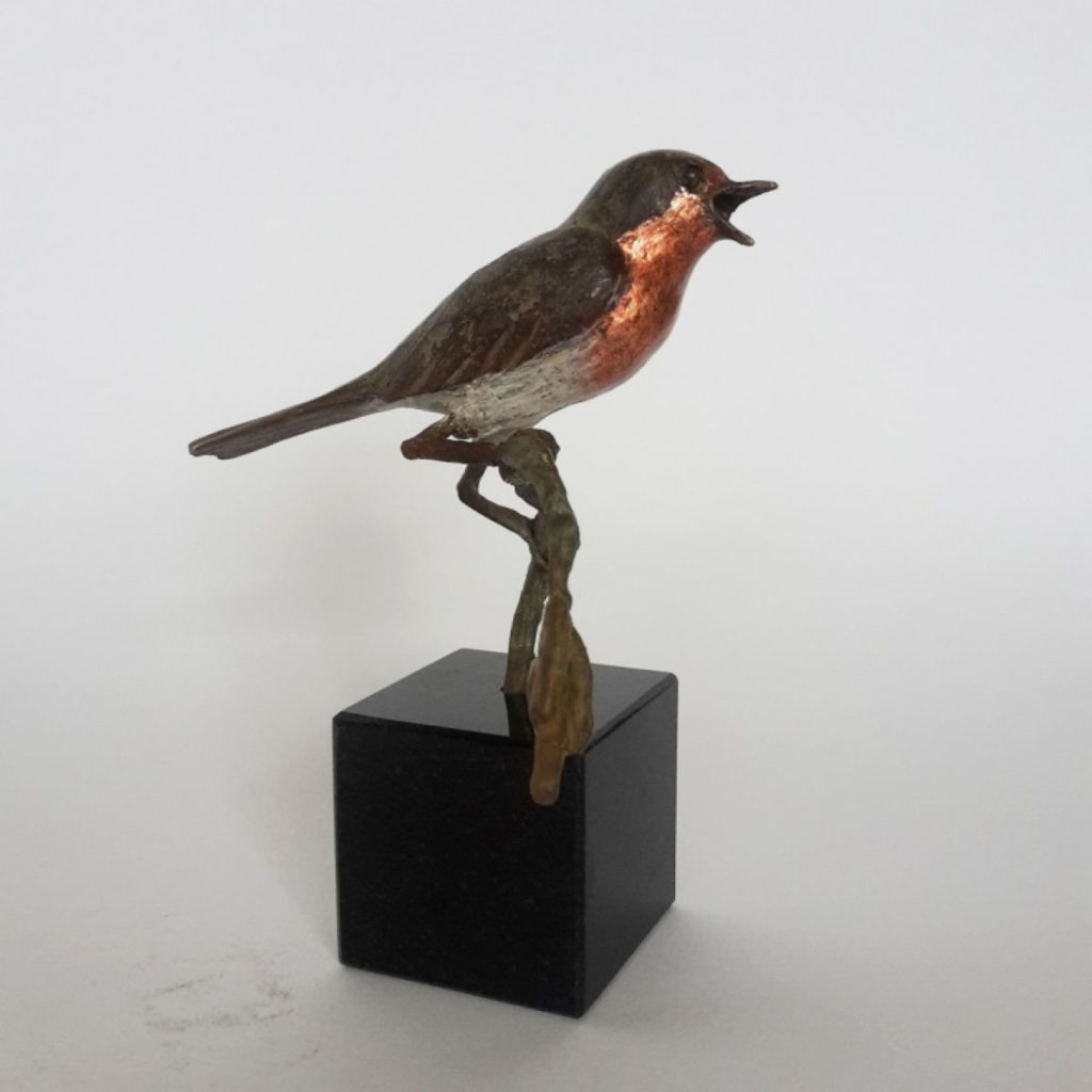 Robin VI sculpture in bronze by Tina Lintvelt